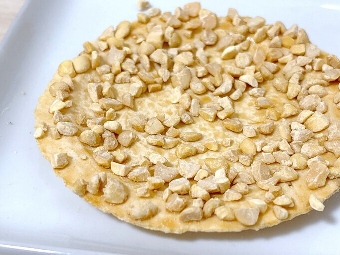 "意外なアレ"を鬼入れ！【岩手名物 ひきわり納豆せんべ】「糸引いてる」「ご飯進むかも」南部せんべい最強コラボ爆誕に震える | くふうロコ仙台 ...